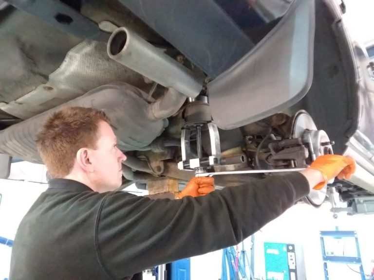 Replacement of rear subframe bushes - Range Rover Vogue L322 - Jag and ...